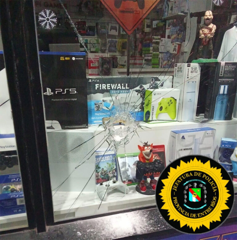 Atacó la vidriera de un local de videojuegos con un hacha y fue ...